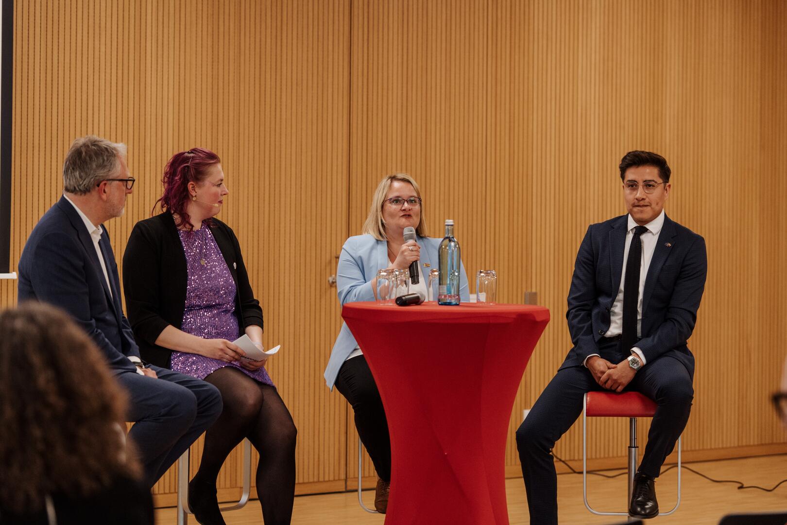 Oberbürgermeister Dr. Peter Kurz, Johannah Illgner, Juliane Steeger und ...